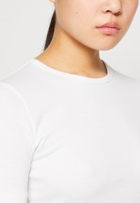 Weekday MINI CROP 2PACK - T-shirt basique - white/light blue/blanc ...