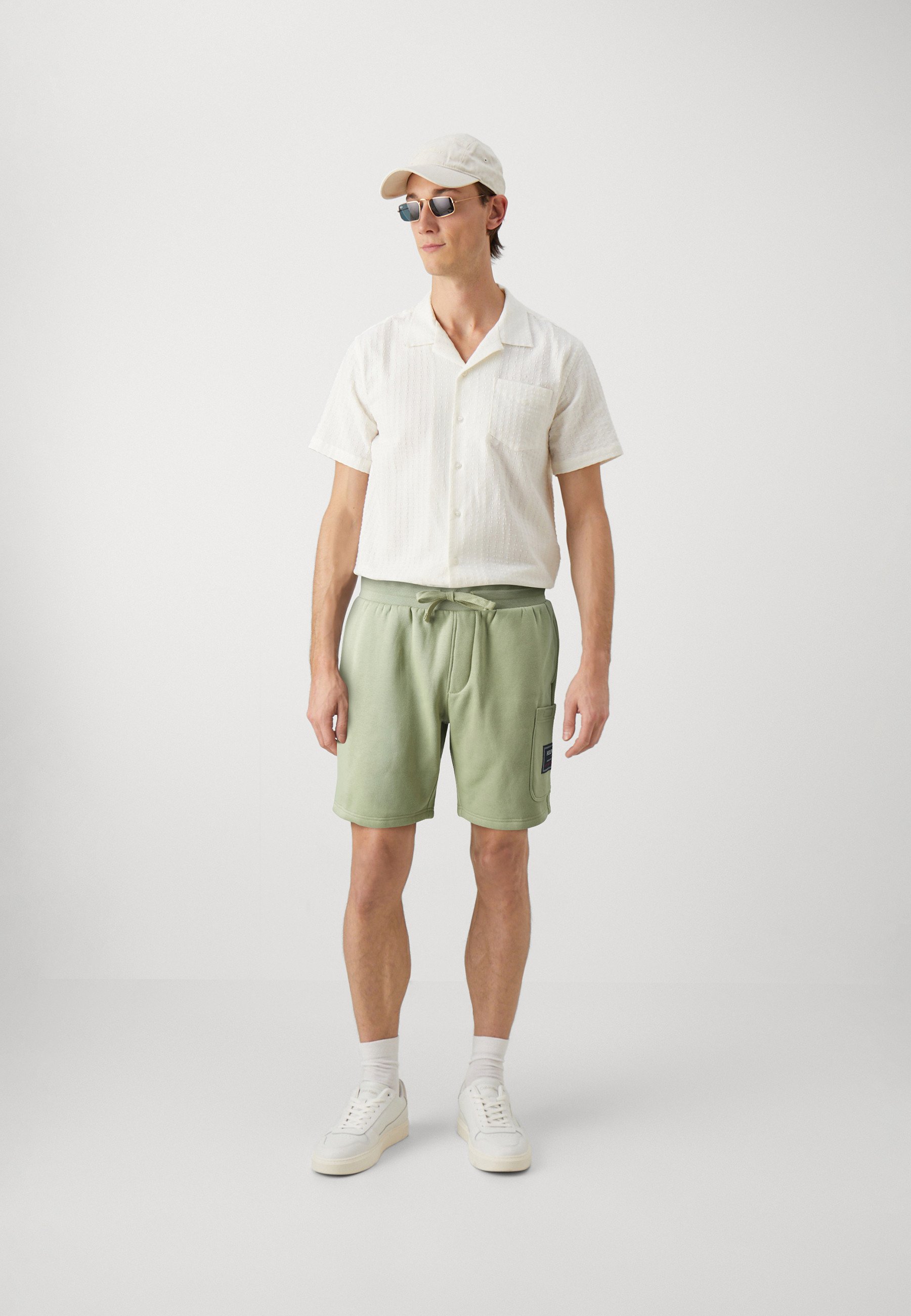 Tommy Hilfiger FLAG LOGO BADGE Tracksuit bottoms faded olive olive Zalando