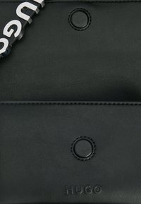 HUGO MEL LONG PH HOLDER - Umhängetasche - black one/schwarz - Zalando.ch