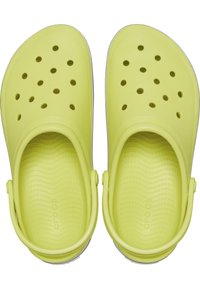 Crocs OFF COURT - Pantolette flach - citrus/gelb - Zalando.de