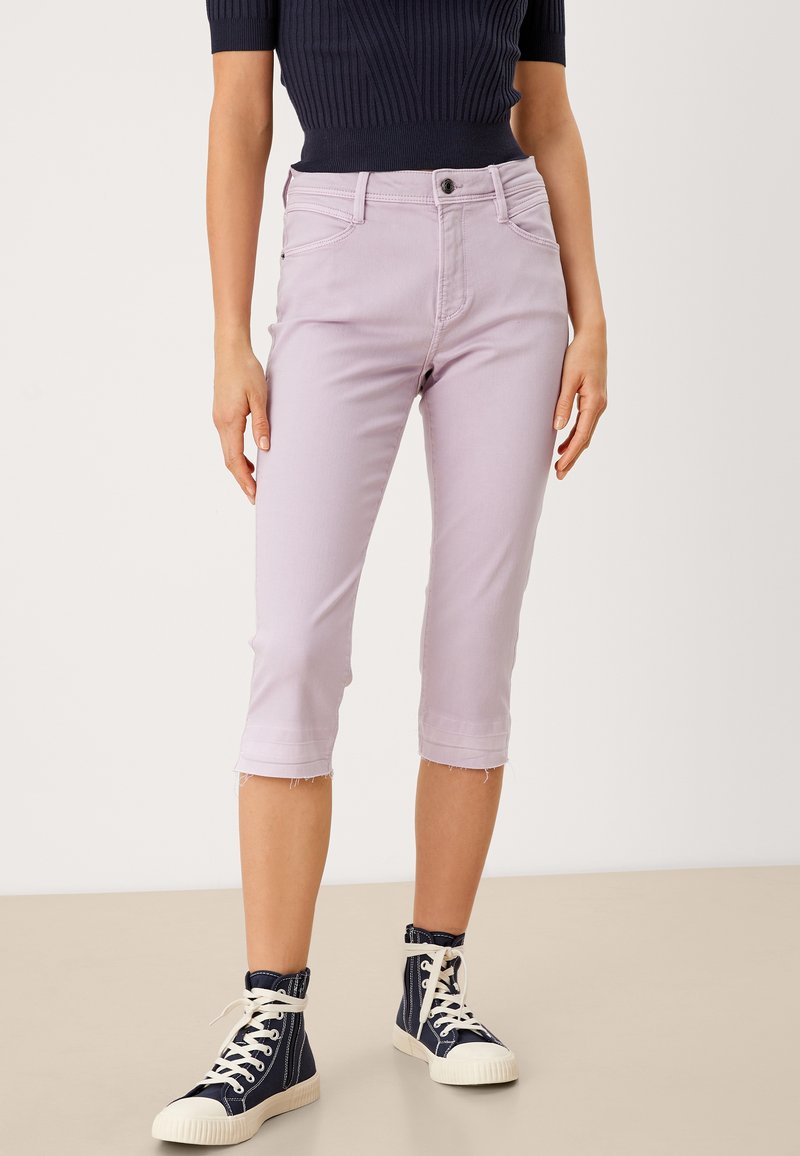 s.Oliver SLIM COLORED CAPRI - Jeans Shorts - purple stretched d/black ...