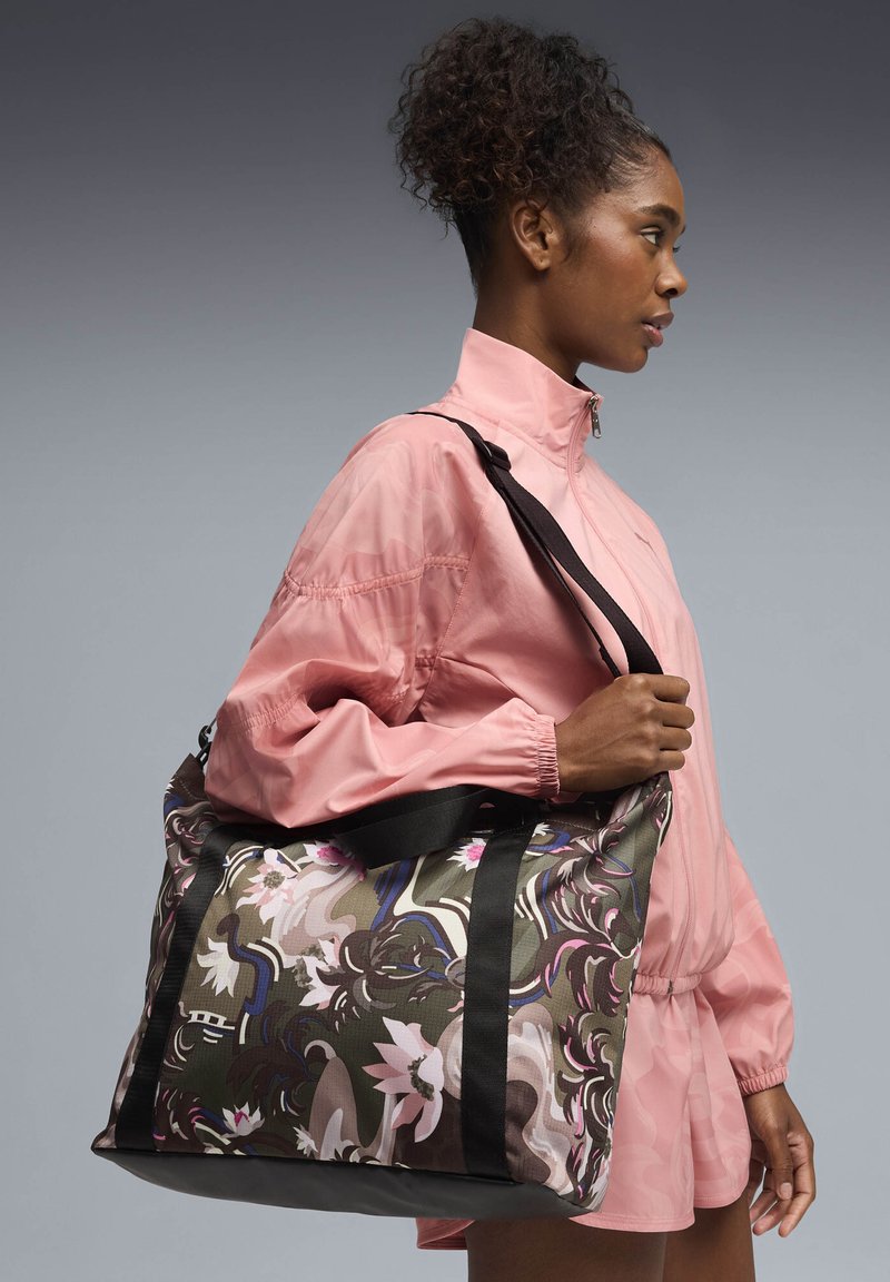 Puma AT ESS CONCEPT 1 SHOPPER - Sports bag - loden green-rosy outlook ...