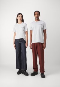 Calvin Klein Jeans ECLIPSE GRAPHIC TEE UNISEX - T-Shirt print - lunar ...