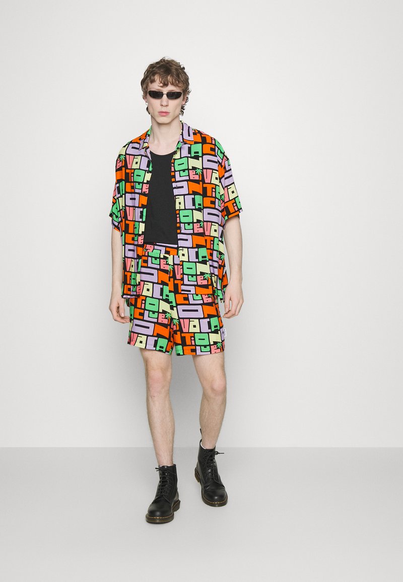 On Vacation BLOCKS VISCOSE SHORTS - Shorts - multi colored/schwarz ...