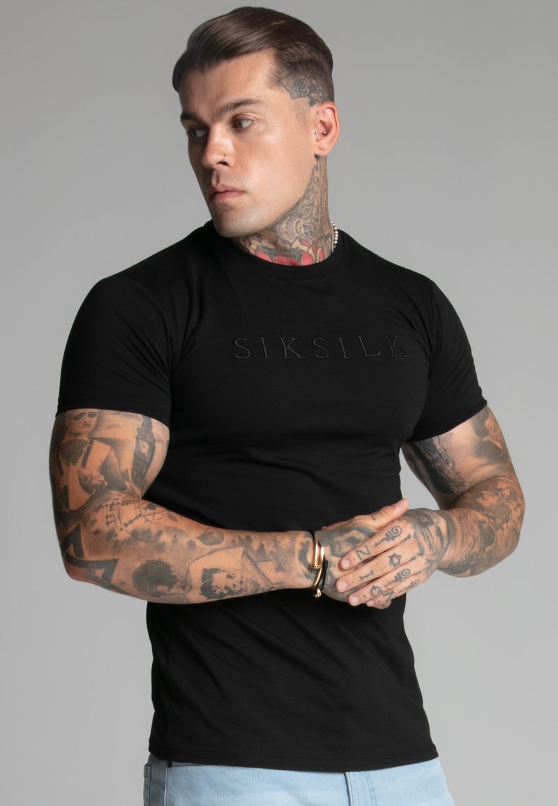 SIKSILK MUSCLE FIT - T-shirt med print - black/svart - Zalando.se