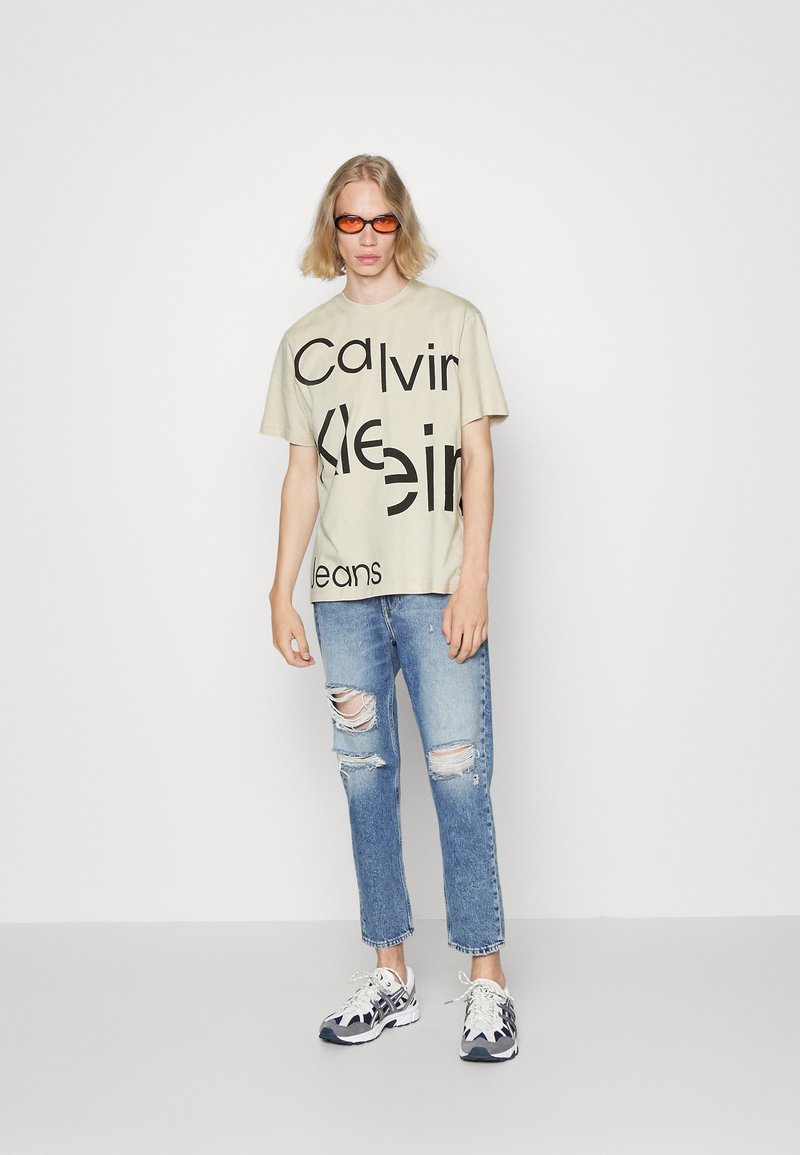 Calvin Klein Jeans Bold Disrupted Logo Tee Unisex T Shirt Imprimé
