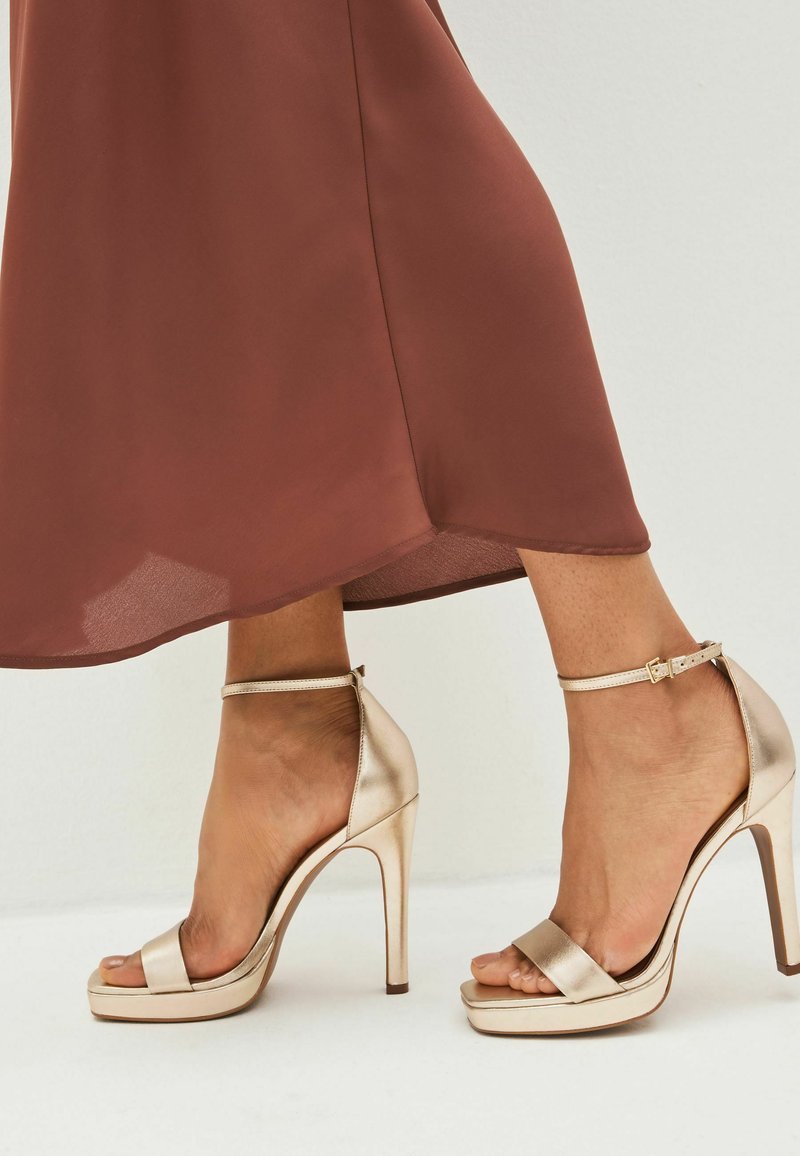 Next SIGNATURE LEATHER PLATFORM SANDALS - Plateausandalette - gold ...