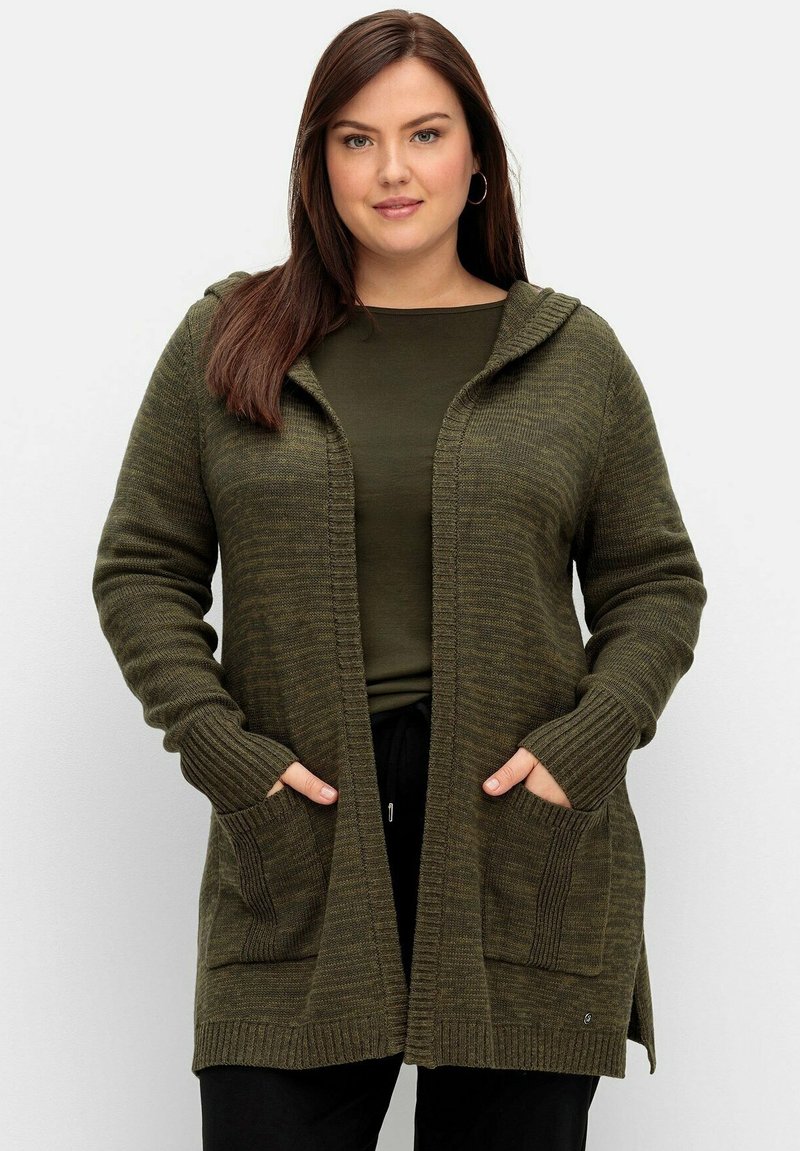 Sheego Strickjacke - dunkeloliv meliert/oliv - Zalando.ch