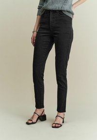Next STANDARD TALL - Jeans Slim Fit - black/schwarz - Zalando.ch
