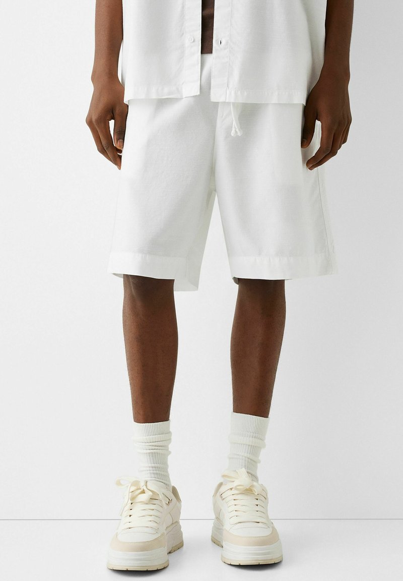 Bershka GARMENT-DYED WIDE-LEG-BERMUDA - Shorts - white - Zalando.ie