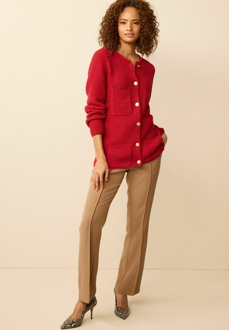 Next POCKET DETAIL RIBBED BUTTON UP CARDIGAN - Chaqueta de punto - red ...