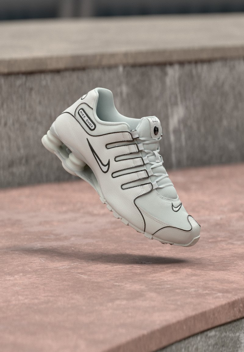 Nike Sportswear SHOX NZ - Sneakers - photon dust/black/hvid - Zalando.dk