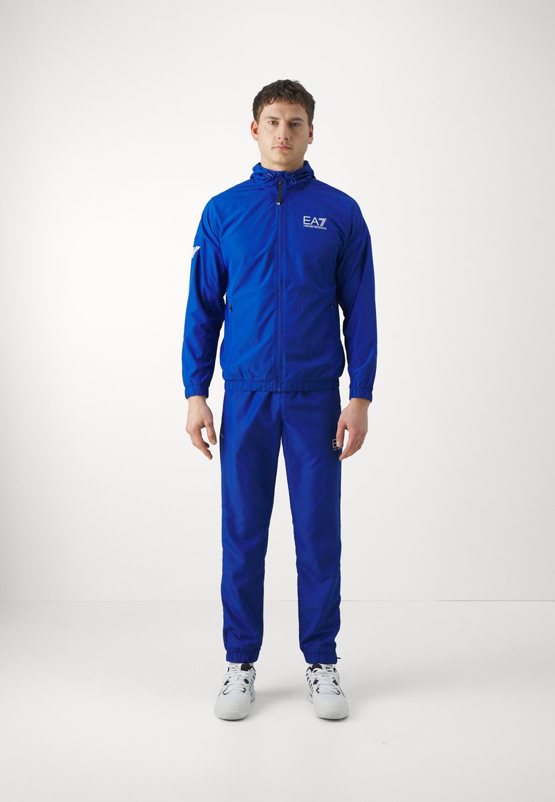 EA7 Emporio Armani MULTI SPORT VENTUS7 SUIT UNLINED - Tracksuit - surf ...