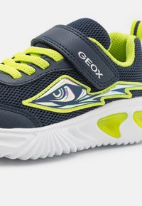 Geox ASSISTER BOY LIGHTS - Sneakers laag - navy/lime/donkerblauw ...