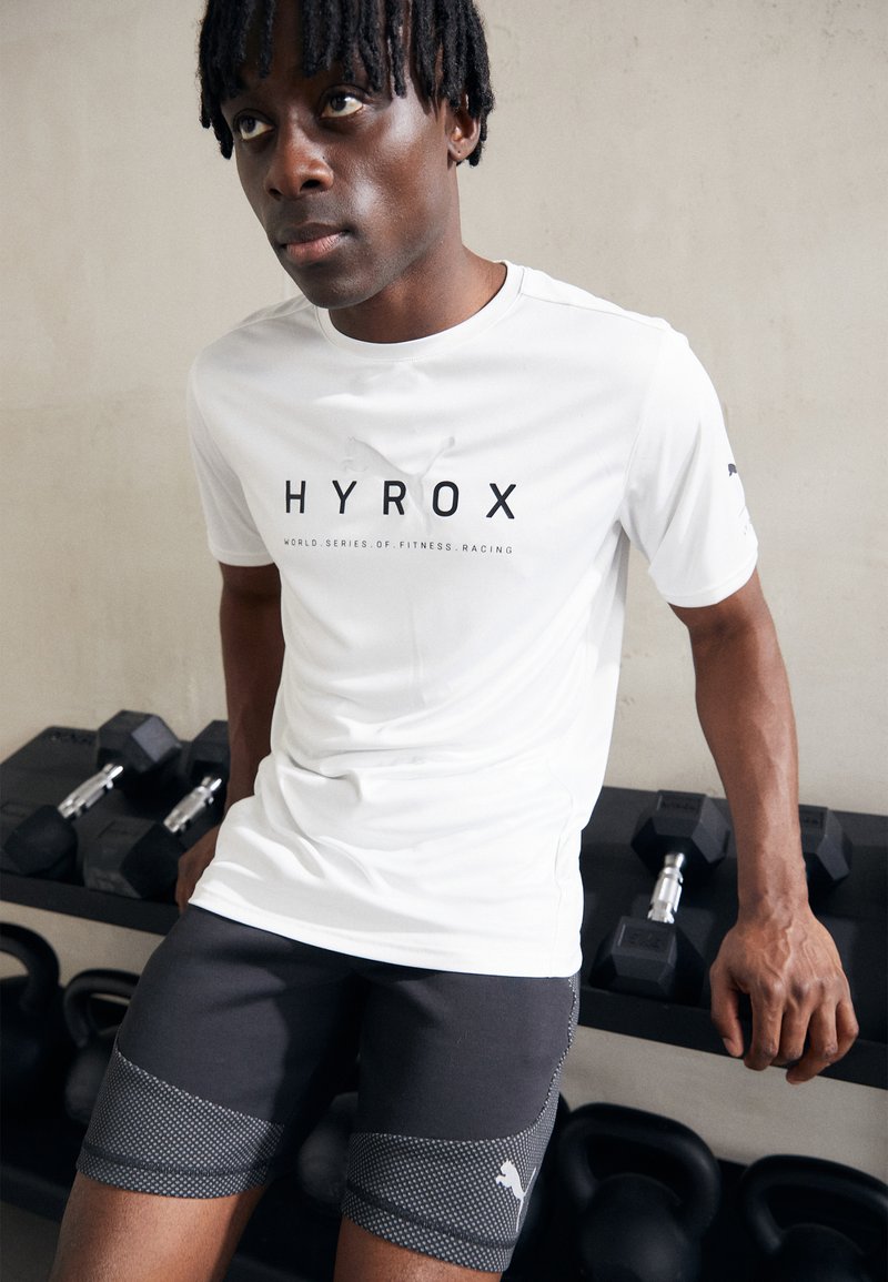 Puma HYROX LOGO TEE - T-shirts med print - white/hvit - Zalando.no