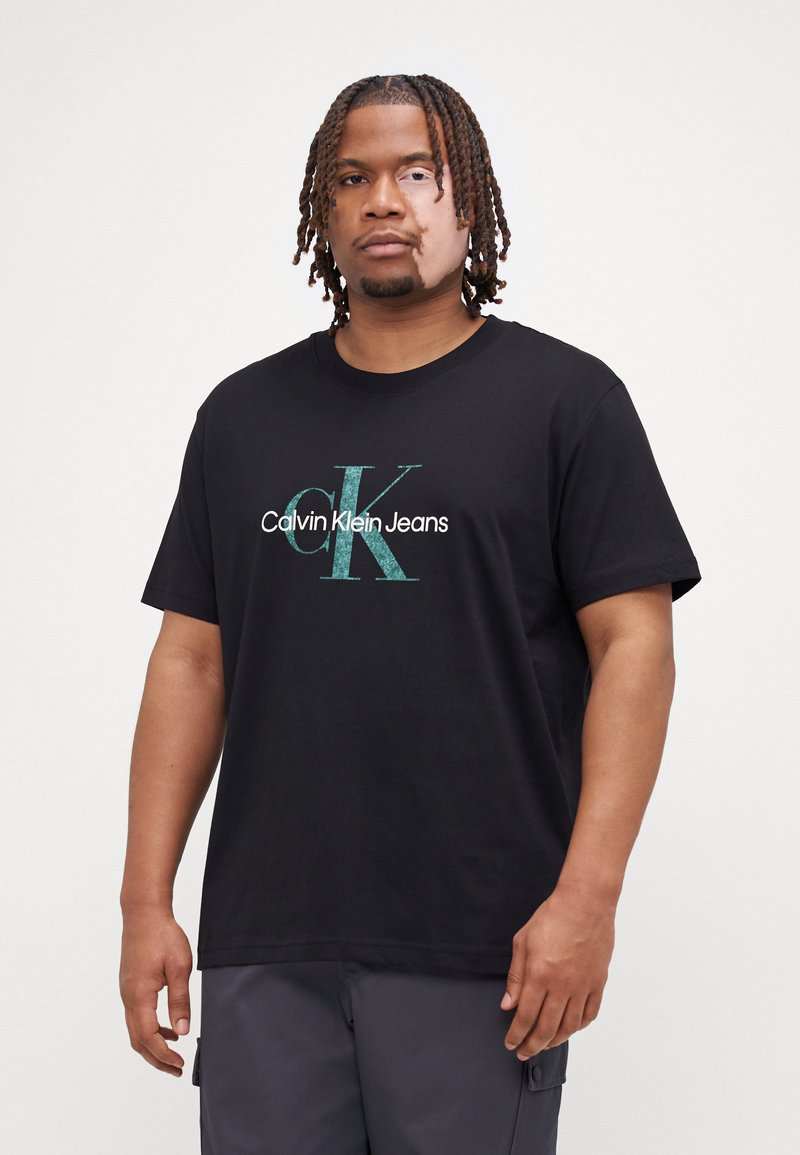 Calvin Klein Jeans PLUS TEXTURED MONOLOGO TEE - Trükipildiga T-särk - black/must - Zalando.ee