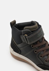 Geox CHARZ BOY ABX - Stiefel - black/military/khaki - Zalando.de