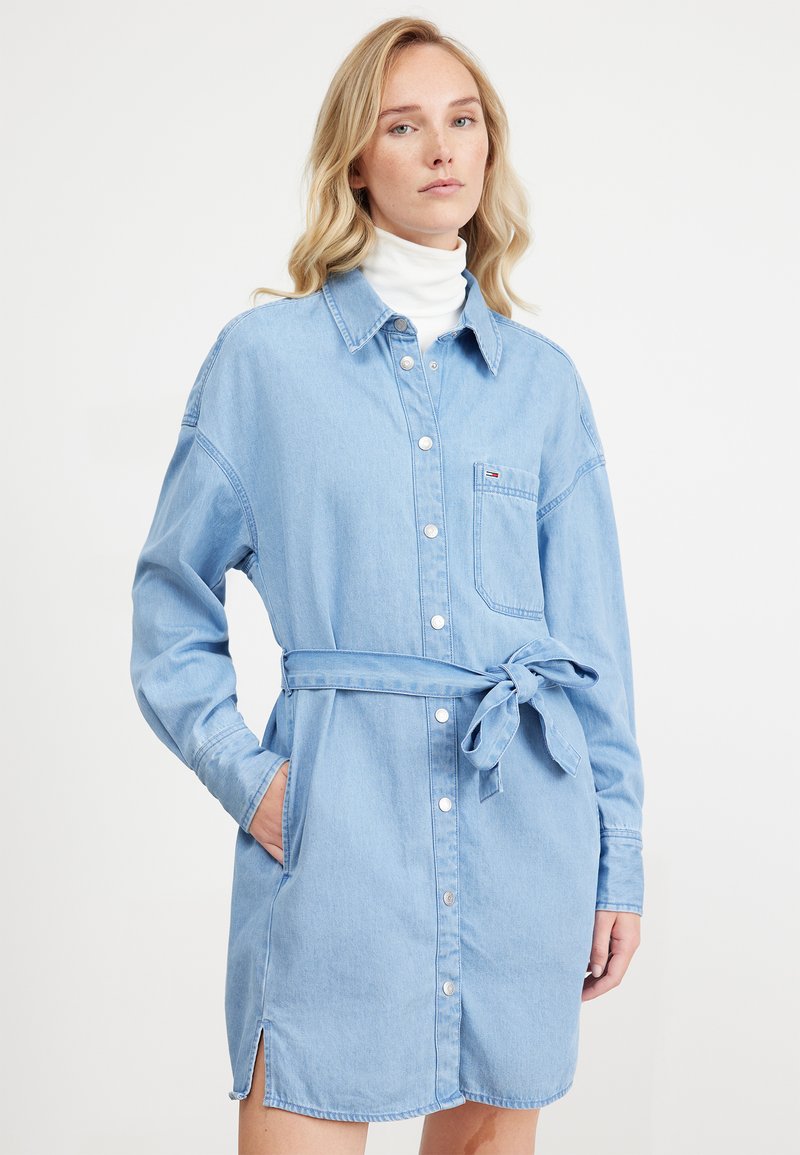 Tommy Jeans BELTED SHIRT DRESS - Shirt dress - denim medium/blue denim ...
