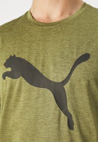 Puma TRAIN CAT TEE - Sport T-Shirt - olive green heather/oliv - Zalando