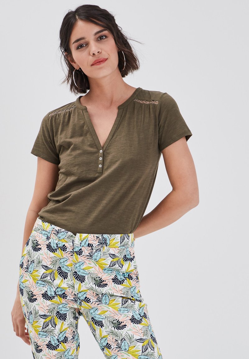 Cache Cache MANCHES COURTES - Camiseta estampada - vert kaki/caqui ...