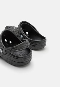 Crocs CLASSIC CROCSKIN - Slip-ins - black/svart - Zalando.se