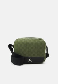 Jordan JAM MONOGRAM MINI MESSENGER BAG UNISEX - Skulderveske - olive ...