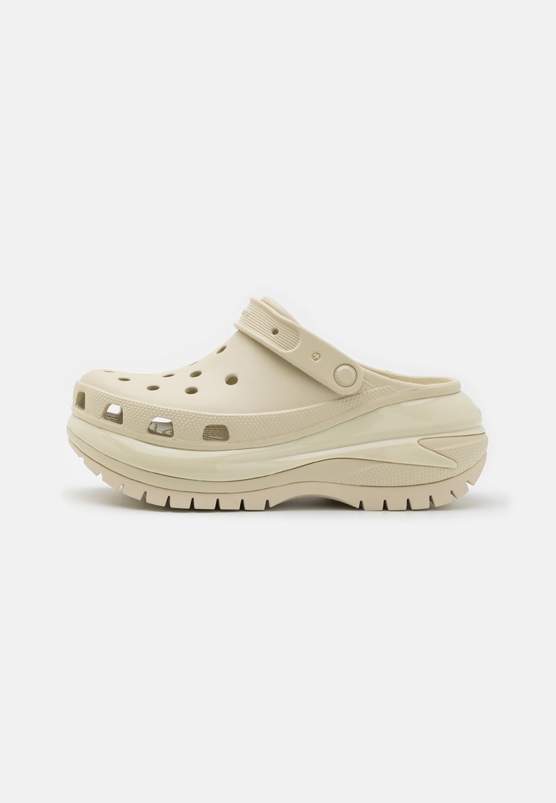 Crocs MEGA CRUSH UNISEX - Badsandaler - bone/taupe - Zalando.se