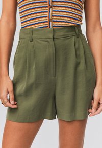 BZB DOUBLE PINCES - Short - vert kaki/vert foncé - ZALANDO.FR