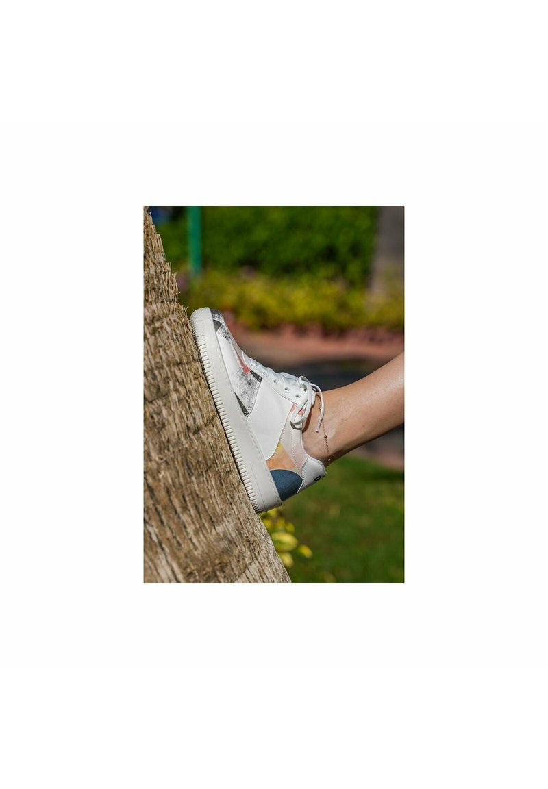 Dogo DICE SNEAKERS GEOMETRIC SHAPES - Trainers - weiß/white - Zalando