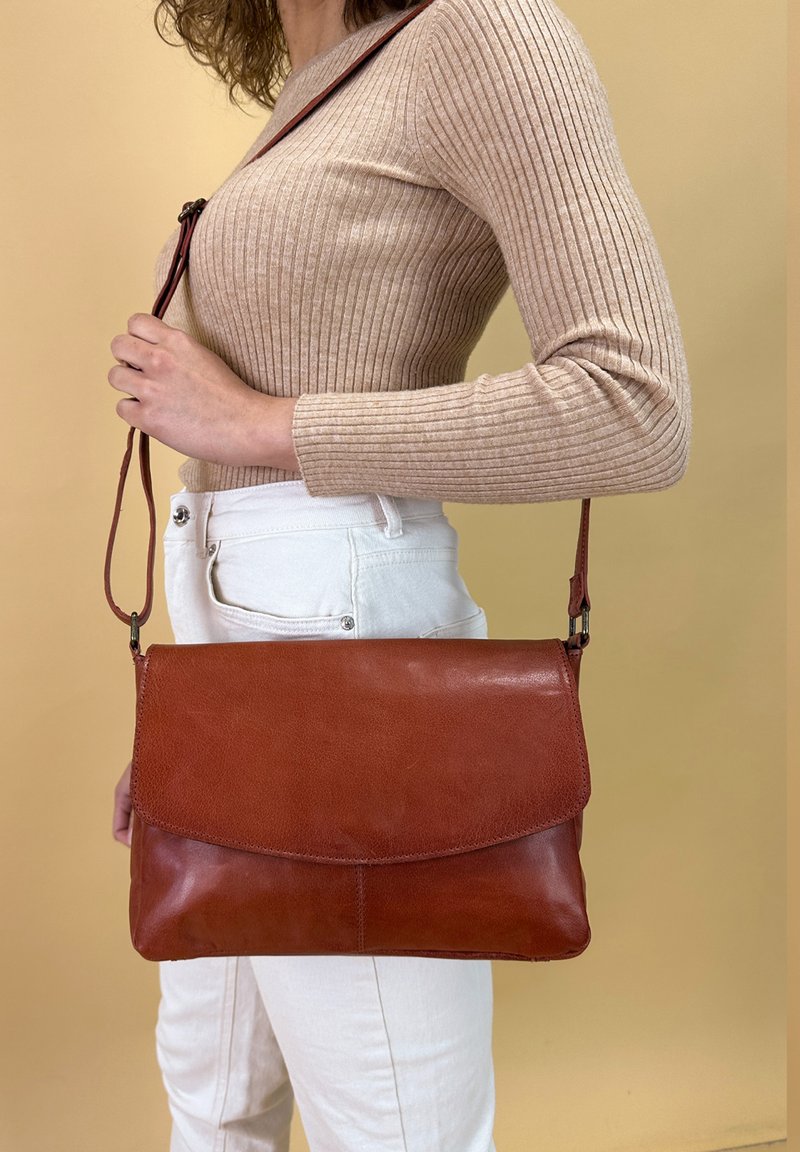 Gusti Leder MAISIE - Umhängetasche - rotbraun/braun - Zalando.de