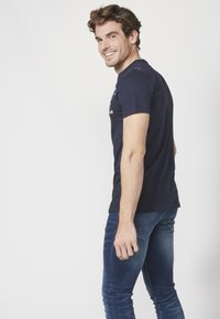 Koroshi T-Shirt print - navy/dunkelblau - Zalando.at