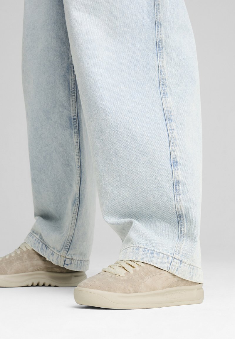 Puma FERRARI GV SPECIAL DESERT - Sneaker low - putty-alpine snow/beige ...