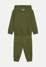 adidas Originals HOODIE KIDS UNISEX SET - Tracksuit - olive strata ...