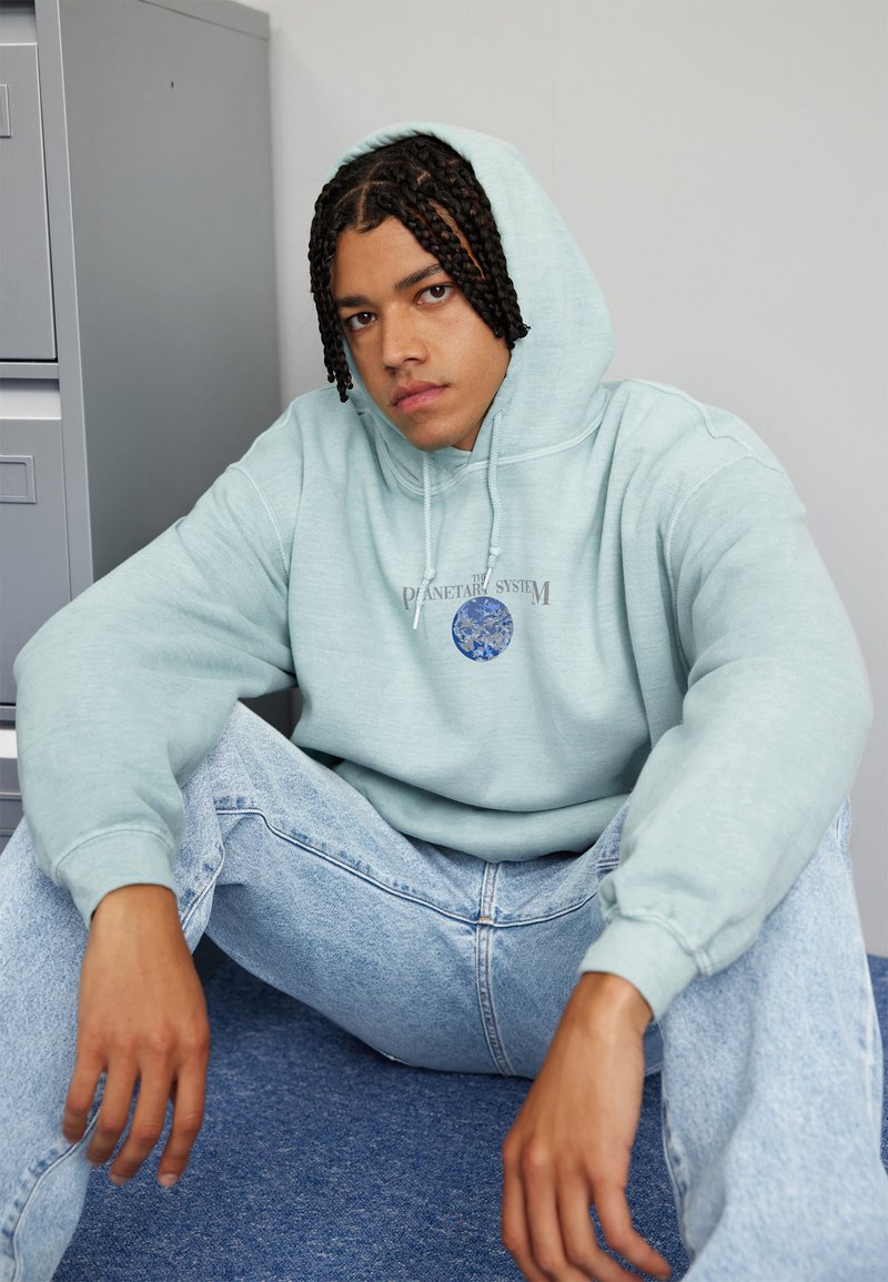 BDG Urban Outfitters PLANET SYSTEM - Sweater - light blue/blauw ...