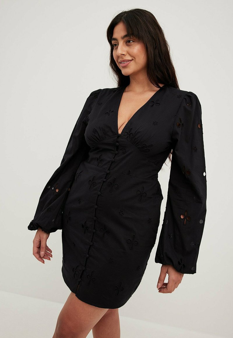 NA-KD MIT BRODERIE ANGLAISE BALLONÄRMELN - Robe de jour - black/noir ...