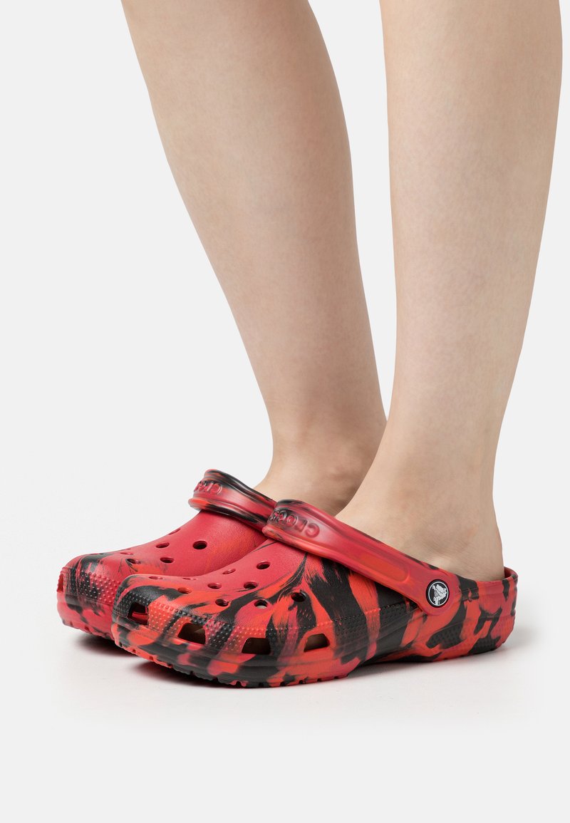 Crocs CLASSIC MARBLED - Slip-ins - pepper/black/röd - Zalando.se
