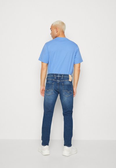 Replay ANBASS PANTS HYPERFLEX ORIGINAL - Jeans slim fit - dark blue ...