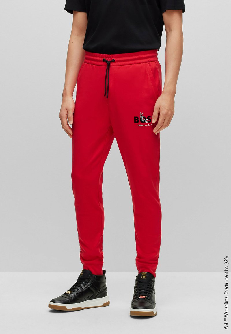 BOSS LOONEY TUNES X BOSS S HARE LNY - Tracksuit bottoms - rot dreizehn ...
