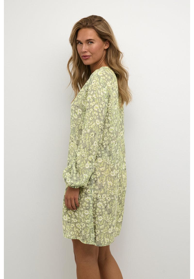 Kaffe KASALLY AMBER - Freizeitkleid - green medium flower print/grün ...