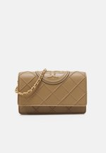 Tory Burch FLEMING SOFT CHAIN WALLET - Umhängetasche - pebblestone ...