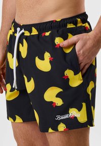 Blount & Pool BEACH STRETCH SHORTS - Badeshorts - black/yellow duck ...