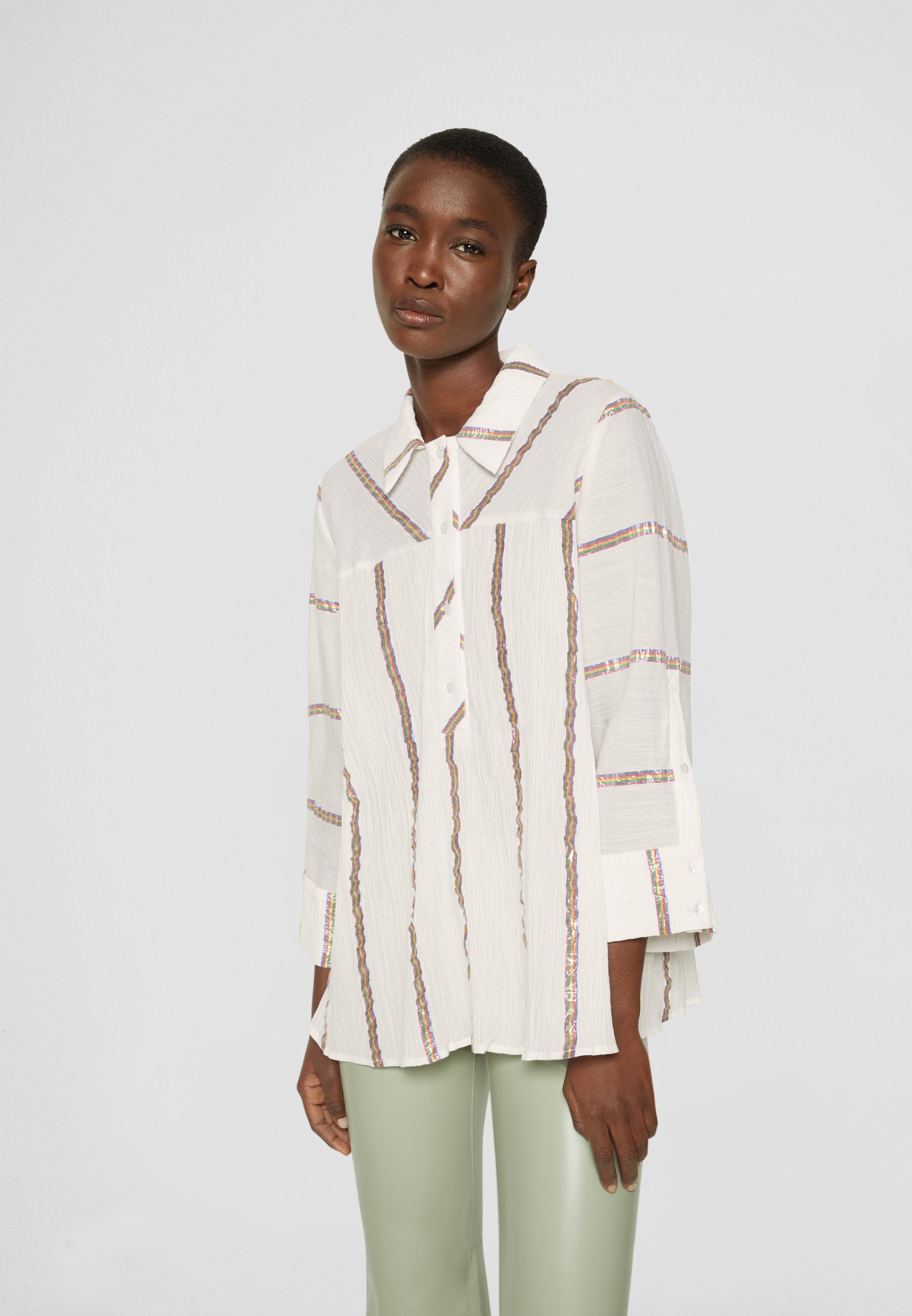 hvid skjorte fra munthe - Thomas Young