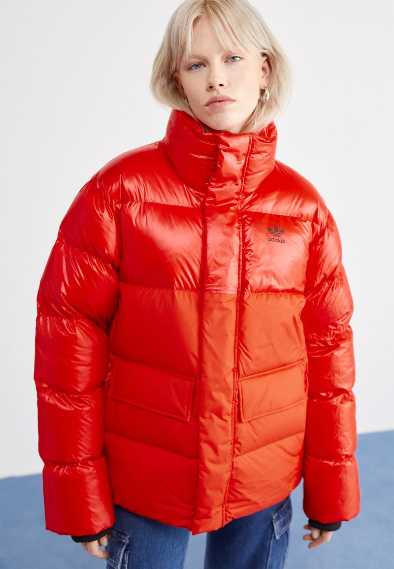 adidas Originals MIDWEIGHT DOWN PUFFER - Down jacket - active red/red ...