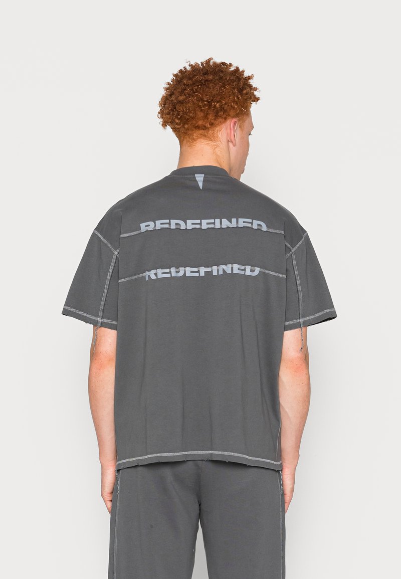 Fila FILA REDEFINED RUINED UNISEX - Camiseta estampada - gray pinstripe ...