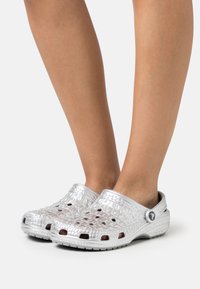 Crocs CLASSIC CROCSKIN - Sandaler - silver/sølvfarget - Zalando.no