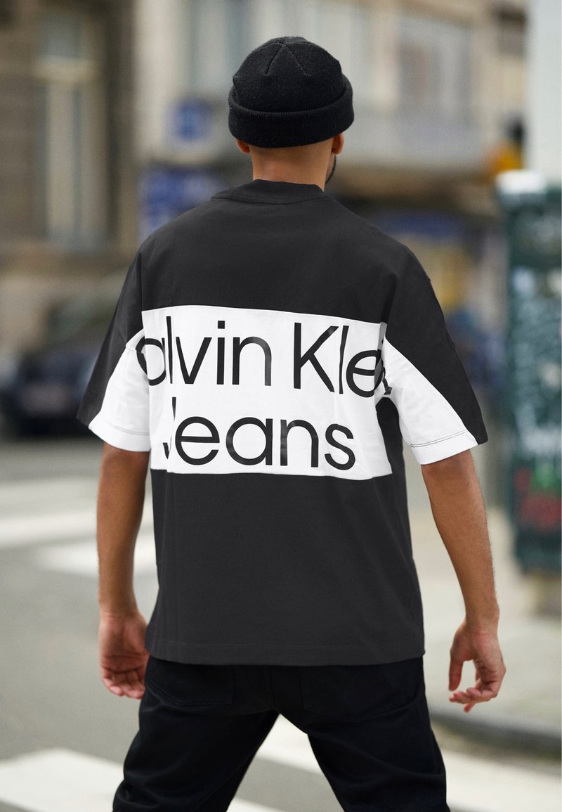 Calvin Klein Jeans Bold Logo Colorblock Tee Trükipildiga T Särk