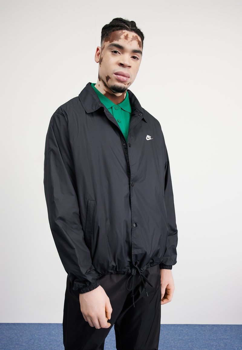Nike Sportswear CLUB COACHES - Kevyt takki - black/white/musta - Zalando.fi