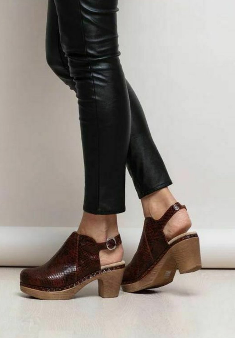 Calou Stockholm TYRA SNAKE - Clogs - bordeaux - Zalando.de