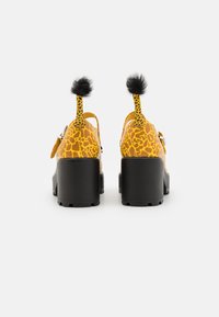 Koi Footwear TIRA MARY JANES GRAZING GIRAFFE EDITION - Zapatos de ...