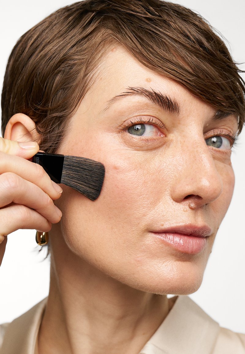 Bobbi Brown VITAMIN ENRICHED PRESSED POWDER - Puder - yellow/beige ...